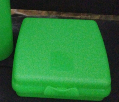 Tupperware Green Sandwich Keeper Clamshell Hinged Design Brand New | eBay