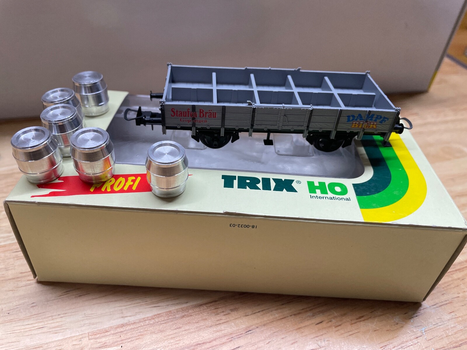 HO Scale Trix 23925 Low side freight car with barrels | eBay