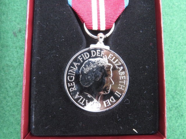 GENUINE QUEEN ELIZABETH II DIAMOND JUBILEE MEDAL 2012 WITH ISSUE BOX ...