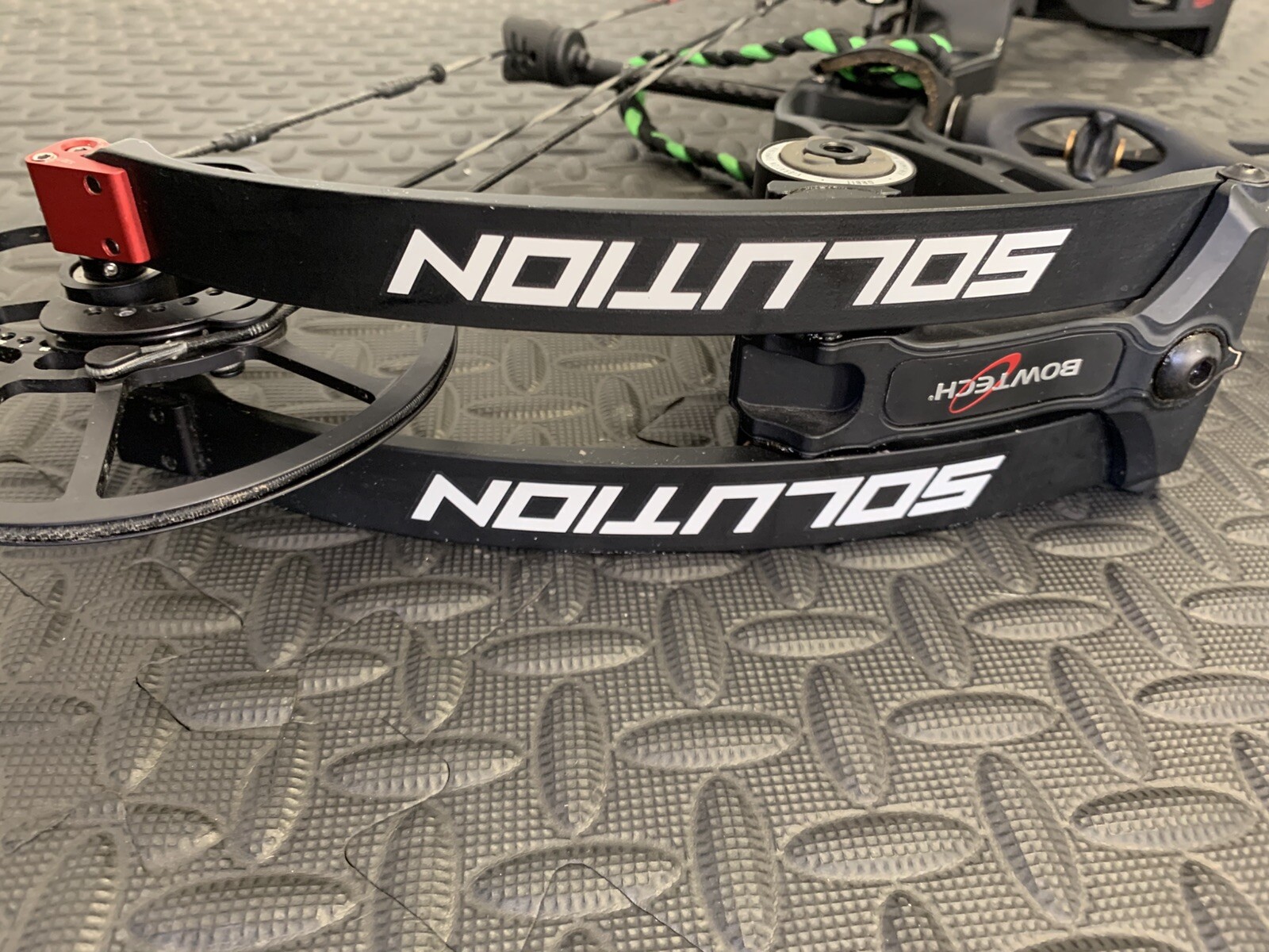 Bowtech Solution RH Compound Bow 70# | eBay