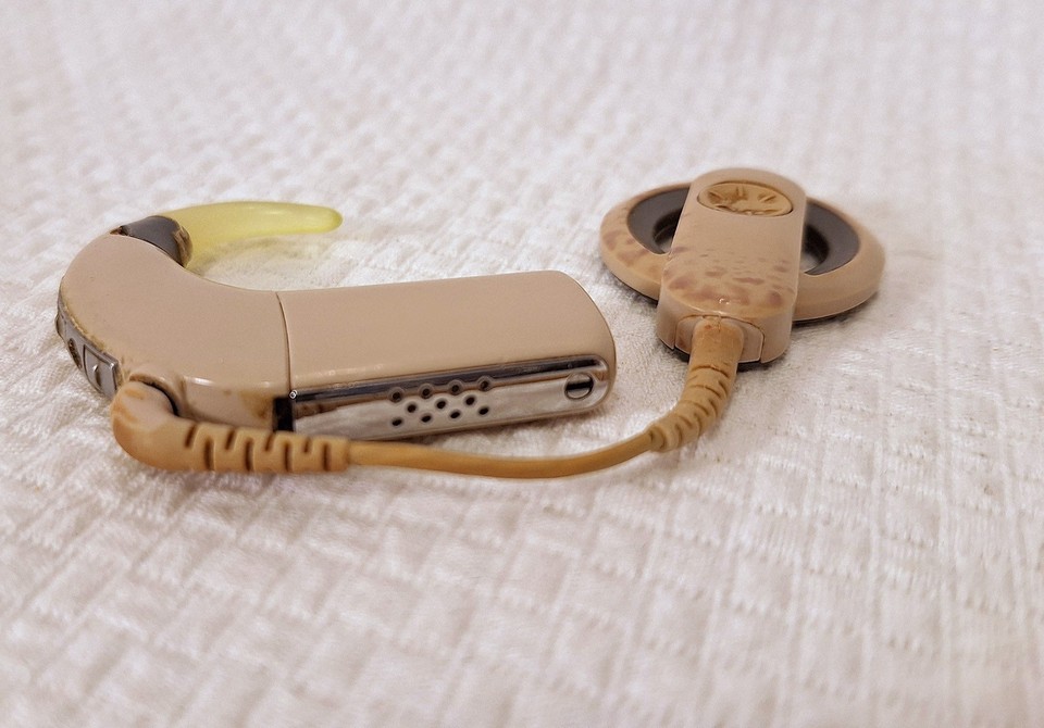 Cochlear Nucleus 6 Processor & Coil 101012 Powers On Needs Cleaned ...