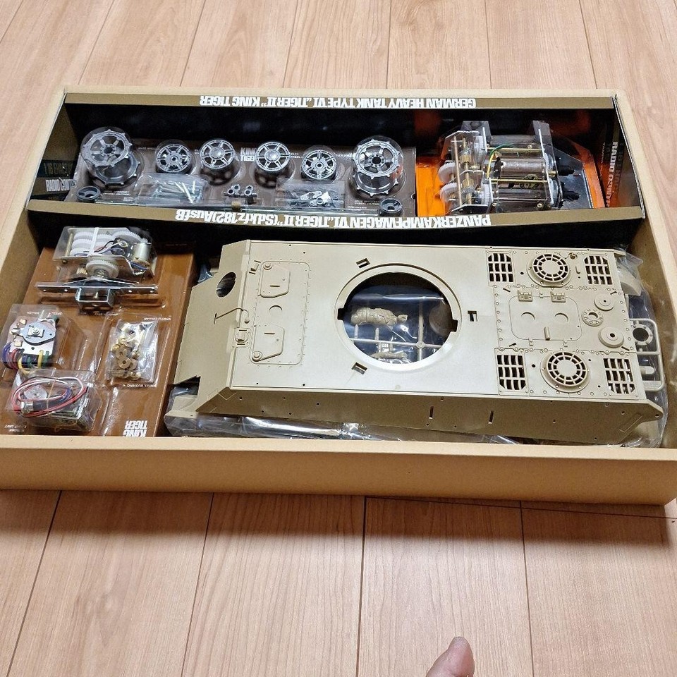Tamiya 1/16 RC King tiger panzerkampfwagen tiger 2 "Unassembled" F/S ...