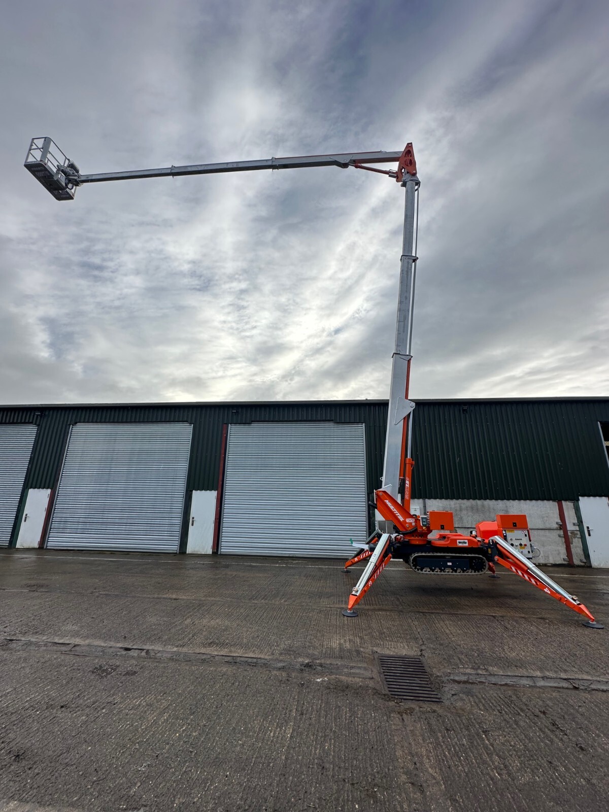 25 METER TRACKED SPIDER LIFT HIRE TRACKED ACCESS PLATFORM CHERRY PICKER ...
