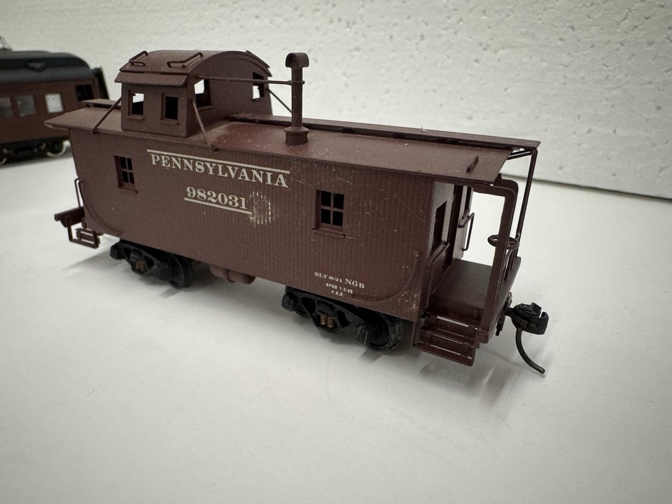 Penn Line HO Diesel Locomotive and Two Passenger Cars And Caboose | eBay