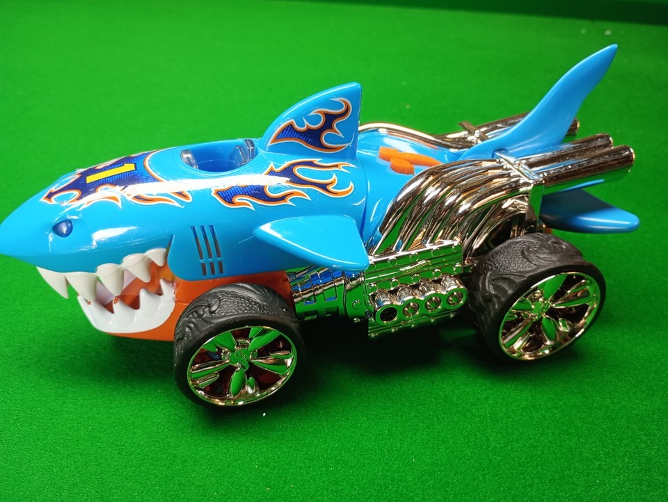 Hot Wheels Extreme 8" Shark Cruiser Car with Lights Motion and Sounds ...