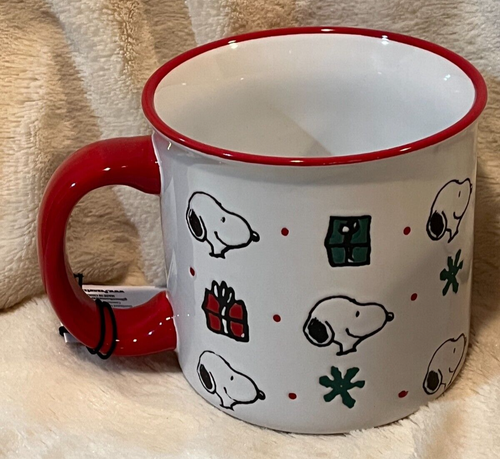 Peanuts Snoopy Christmas Presents Snowflakes White Porcelain Coffee Mug ...