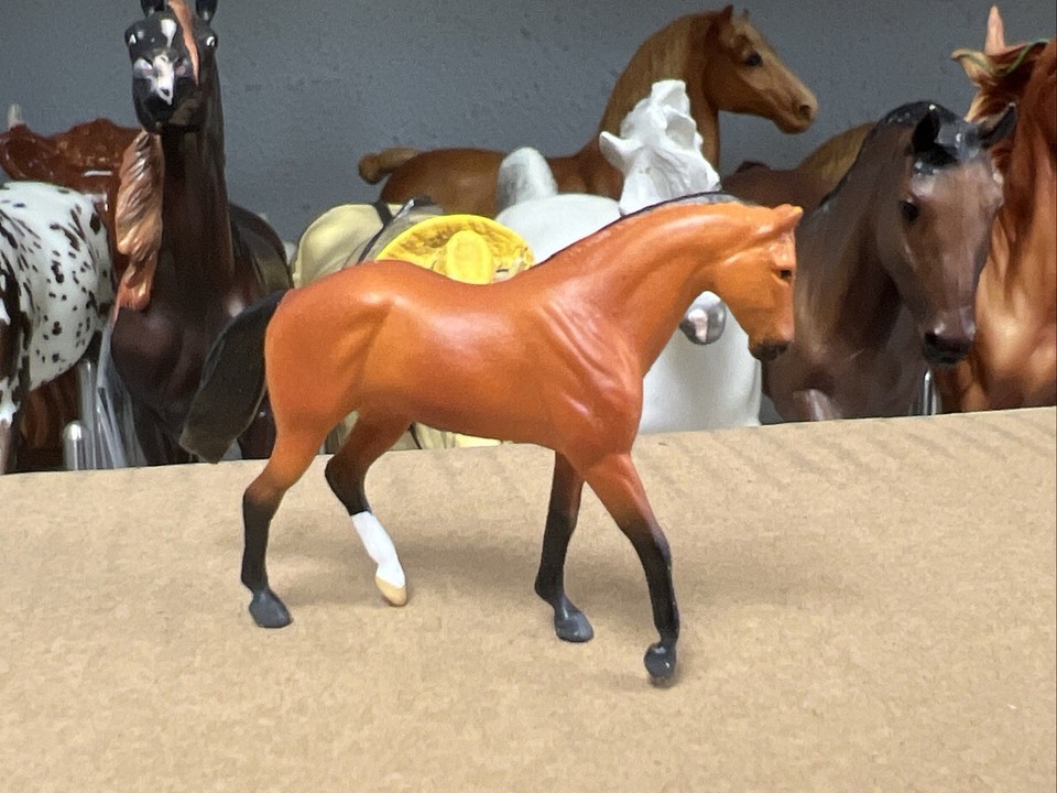 BREYER Mini Whinnies Barn Surprise Bay Thoroughbred #7846 | eBay