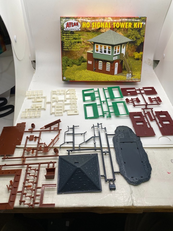 HO Scale 1/87 Atlas Signal Railroad Towers kit #704. New but box has ...