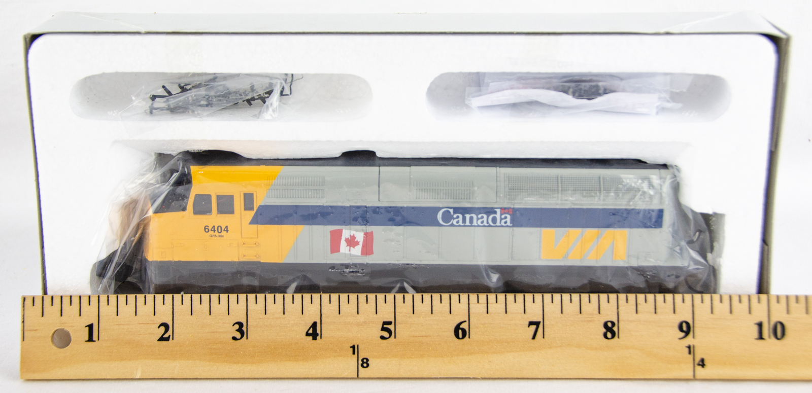 Walthers 1:87 HO Scale VIA Rail Canada EMD F40PH Locomotive Model Train ...