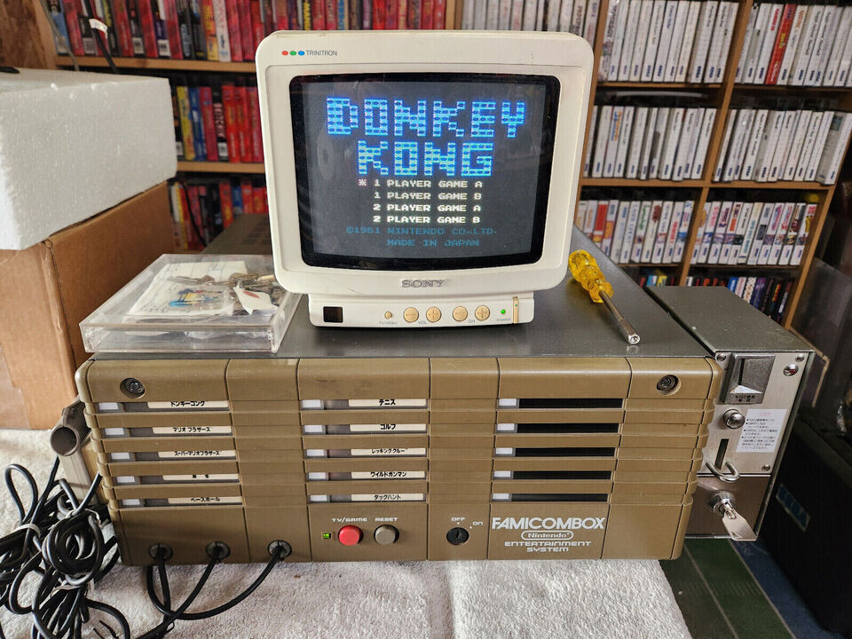 Nintendo NES Famicombox Hotel Console system/10 games/Keys/Coins/Coin ...