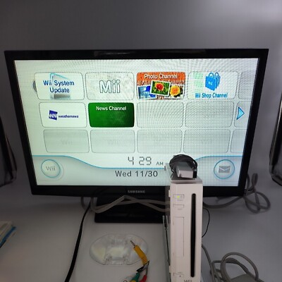 Nintendo RVL-101 Wii Console Bundle with 2 Games Plays GameCube Games ...