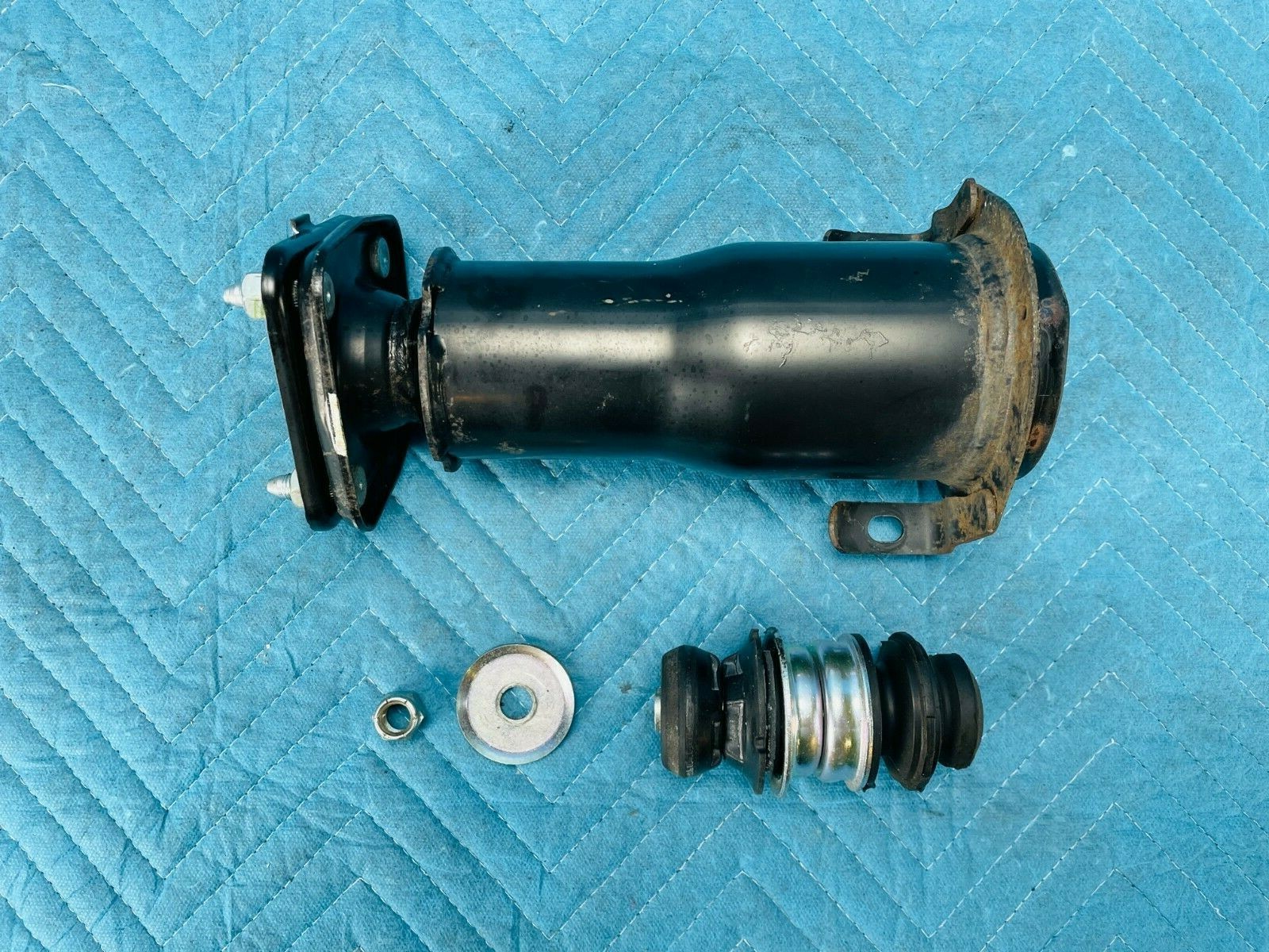 Lexus SC430 Rear Shock Strut Mount Support w/ Bumper Passenger 66k 2002 ...