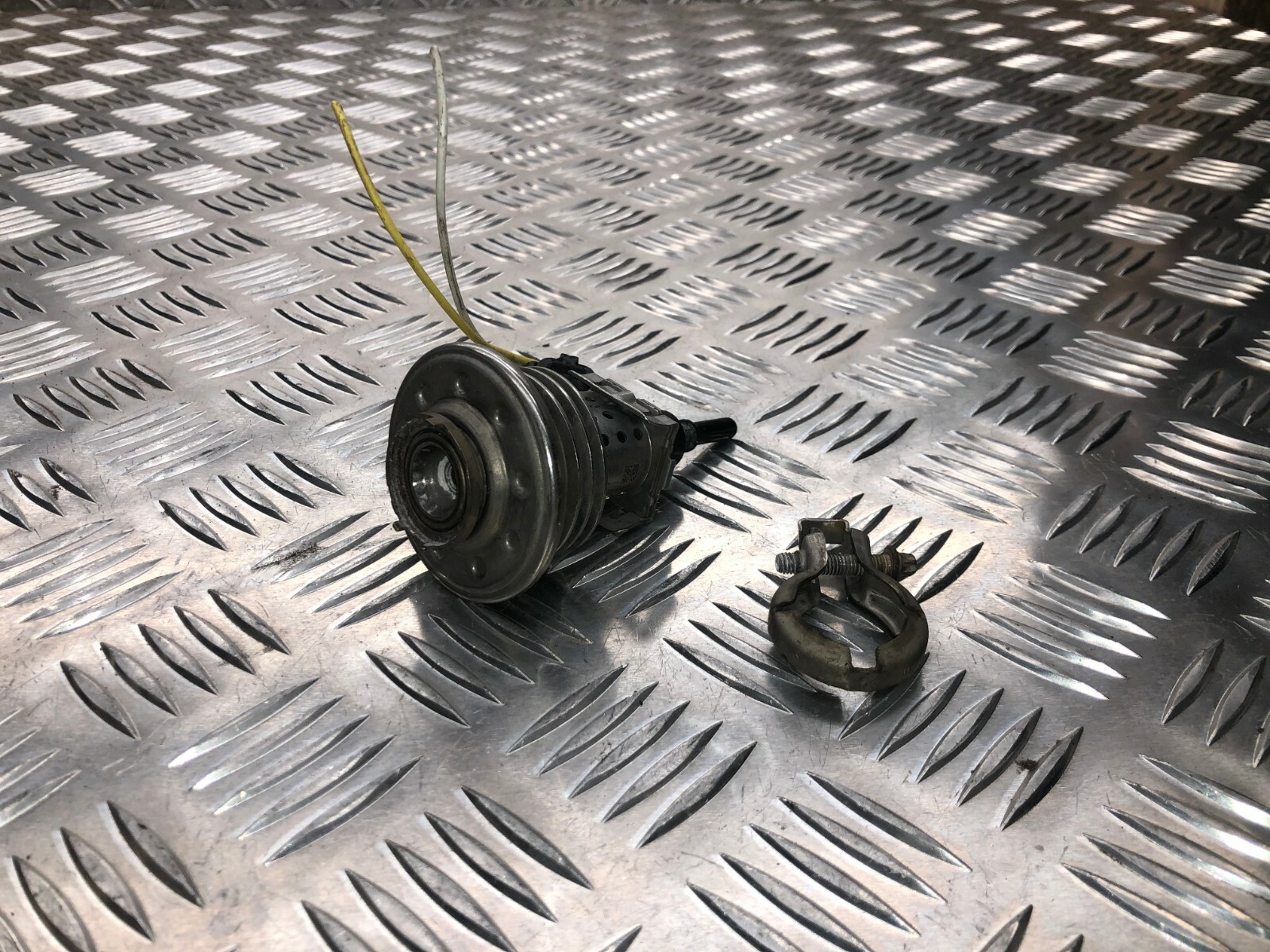 D10 Mercedes-Benz Adblue injector with bracket unit OEM GENUINE ...