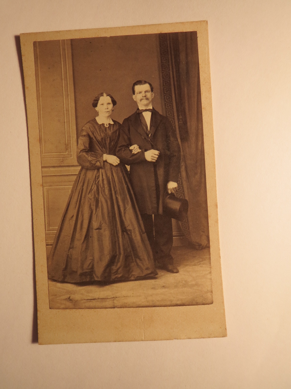 Berlin - stehendes Paar ca. 1860er Jahre - Frau im Reifrock & Mann ...