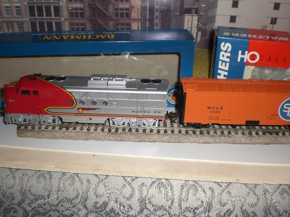 HO scale Santa Fe F7 with Gold line Freight car | eBay