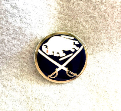 VINTAGE STYLE BUFFALO SABRES NHL HOCKEY LAPEL PIN W/BONUS STORAGE BAG ...