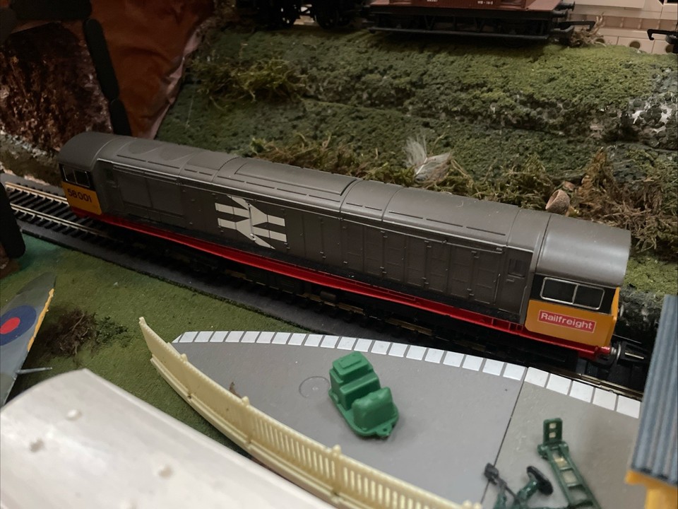 Hornby OO Gauge Class 58 58001 Railfreight Red Stripe Grey Diesel ...