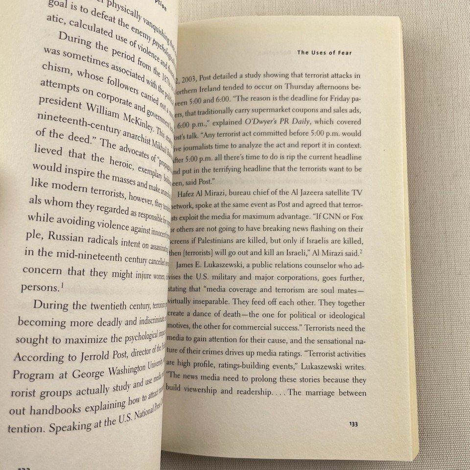 Weapons of Mass Deception by Sheldon Rampton & John Stauber Paperback ...