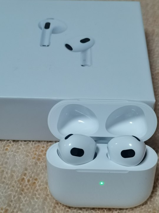 Apple Earphones 3nd Generation Pods with Wireless Charging Case - Full ...