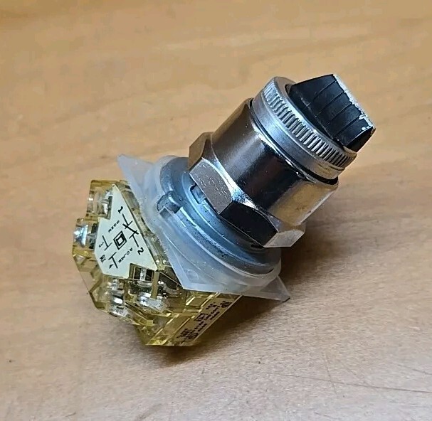 SQUARE D 9001-SKS42B SELECTOR SWITCH 3 POS HAND OFF AUTO MAIN 9001-KA1 ...