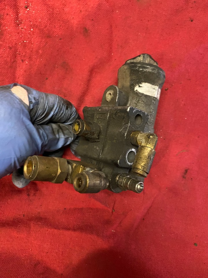 Cummins OEM Bendix Air Compressor Governor K025894 | Aftermarket