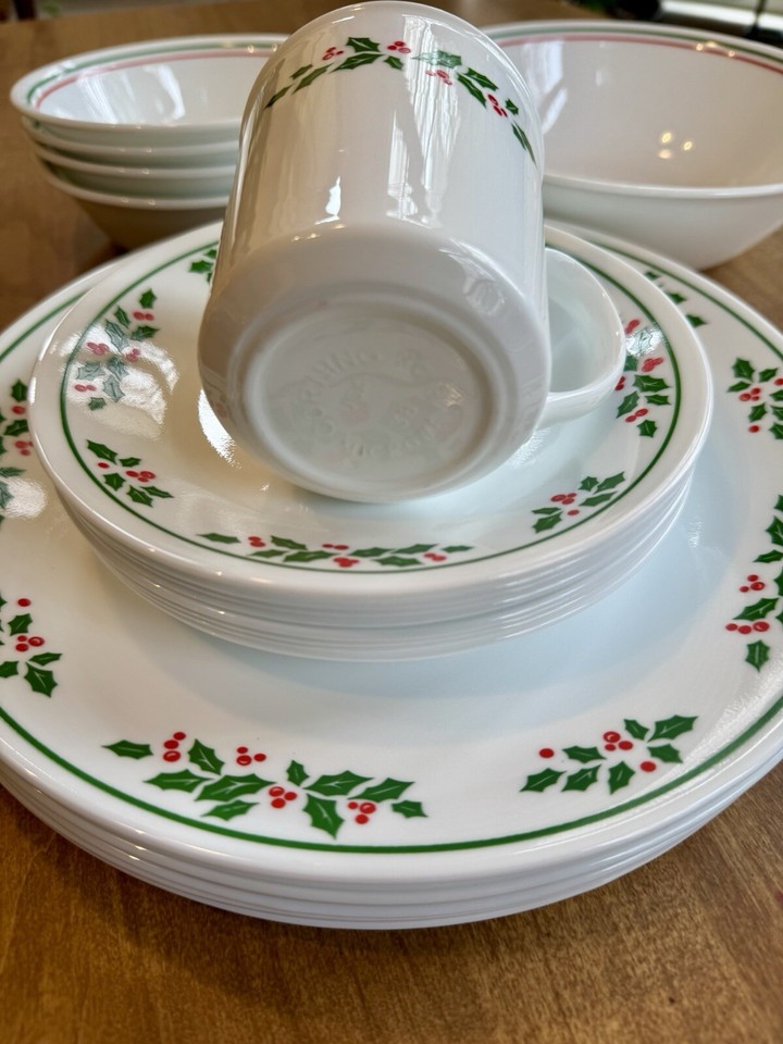 Corelle Holly Christmas 22-pc Set (8 Dinner, 8 Bread, 4 Cereal, Veg ...
