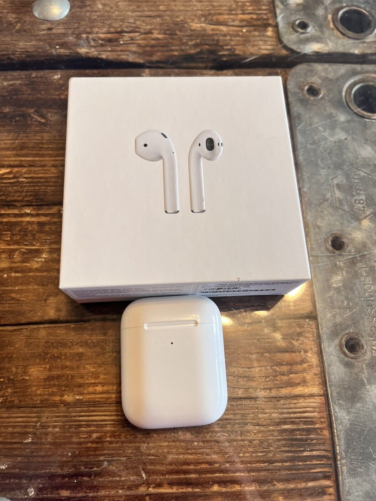 Apple AirPods 2nd Generation With Earphone Earbuds Wireless Charging Case