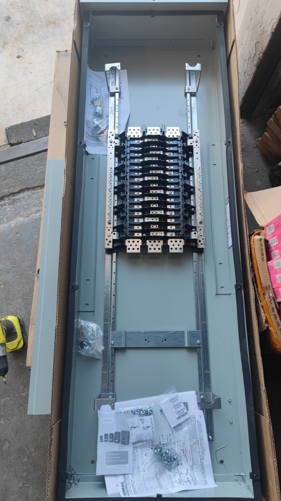 SIEMENS 400 AMP PANELBOARD 480/277 MLO 3PH/4W 30Sp with NEMA 3R /12 ...