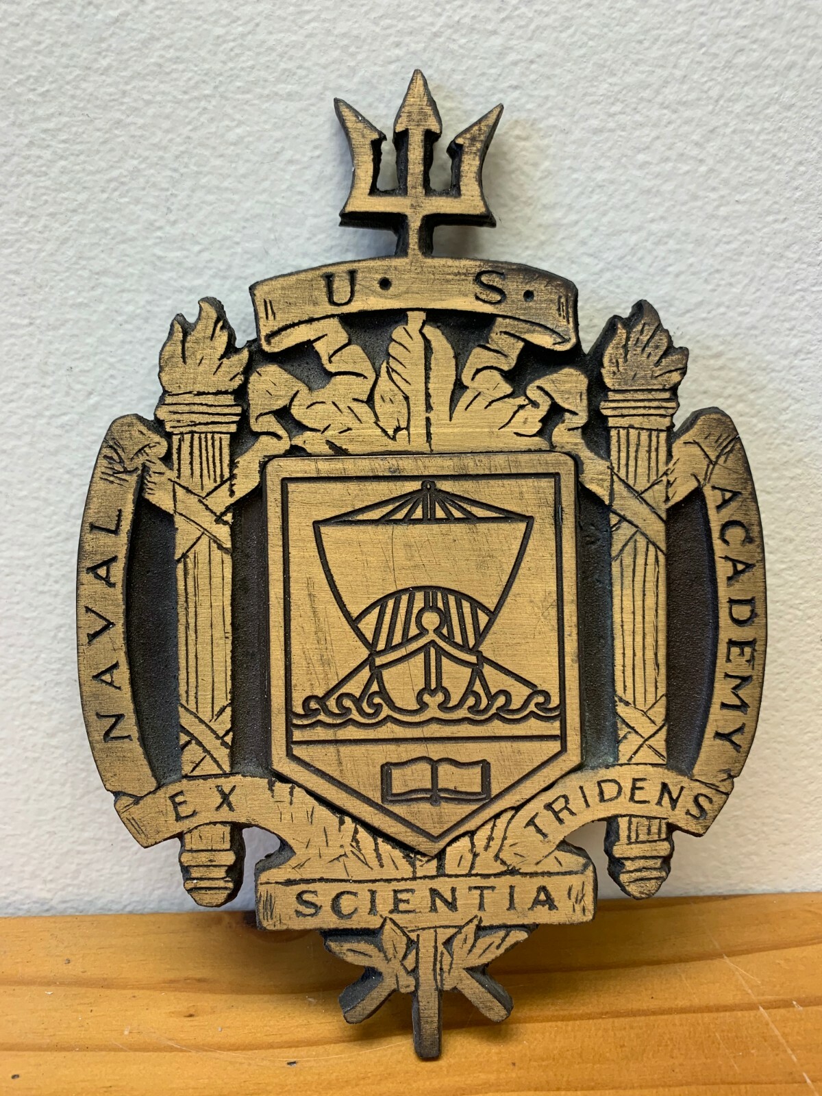 Usna Crest Color