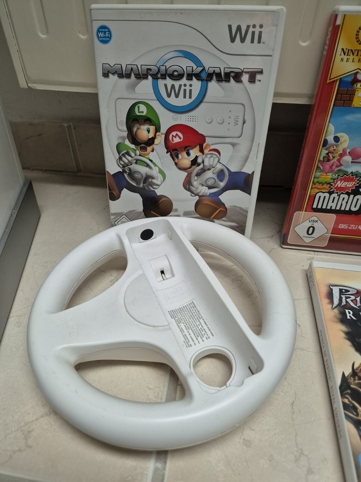 Nintendo Wii mit 2 Controllern Nunchuk 5 Spiele Lösungsbuch, Mario Kart ...