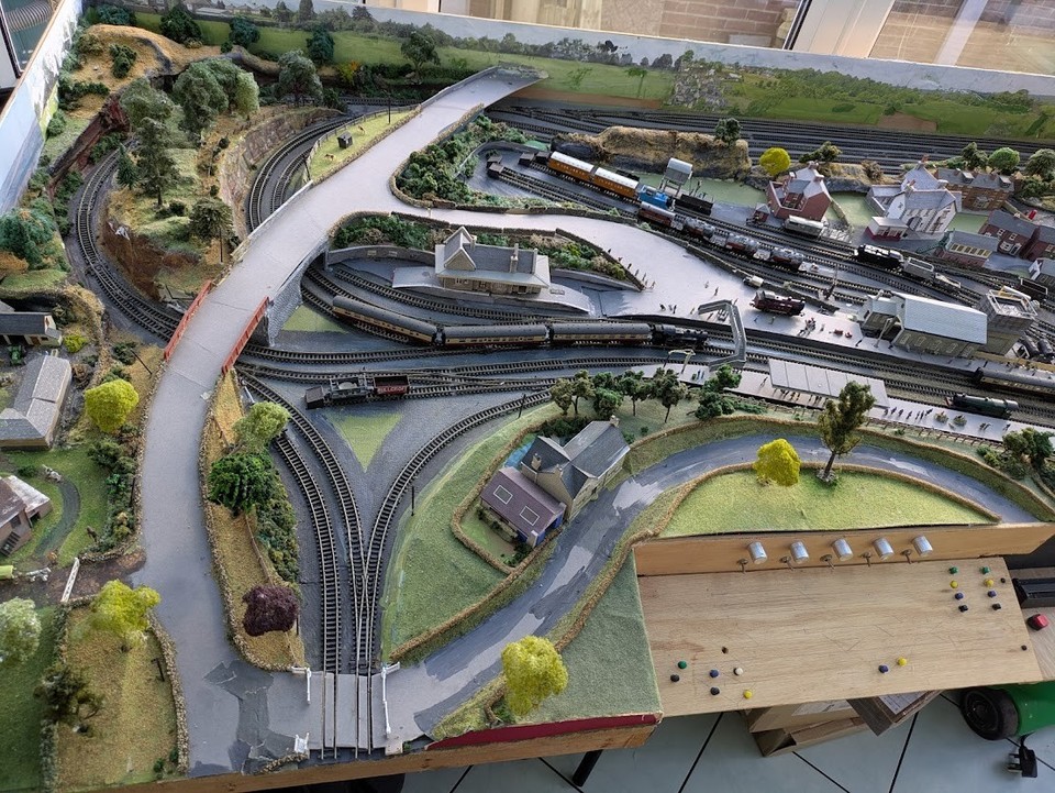N Gauge Complete Model Railway Layout running but requires some work ...
