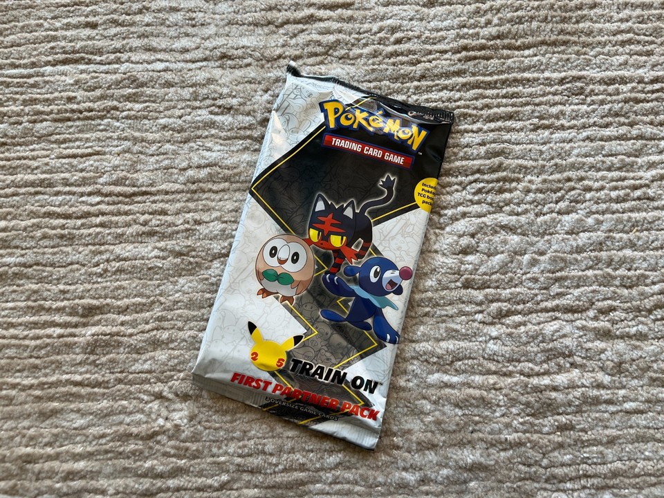 8 Pokémon TCG: First Partner Packs (4 Alola and 4 Unova) 25th ...