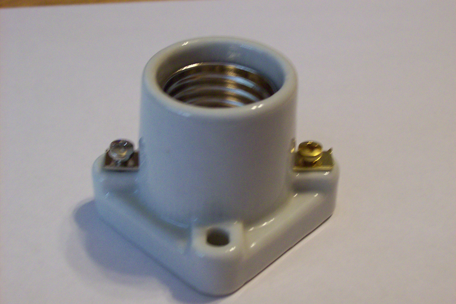 2" SQUARE BASE PORCELAIN PONY CLEAT LAMP SOCKET E26 NEW 47717JB | eBay