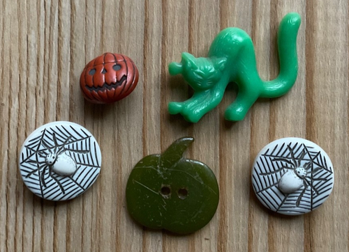 5 Vintage Plastic Goofy Halloween Buttons - Spider Webs Cat Pumpkins ...