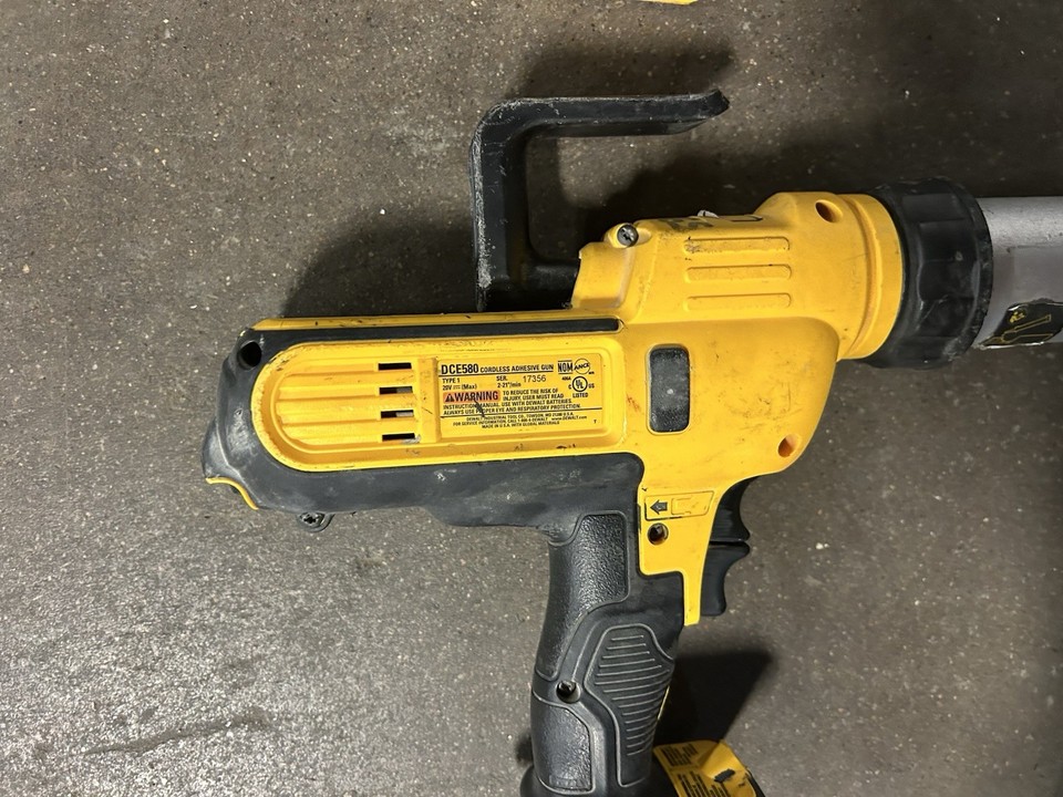 Two DeWalt DCE580B 20V Cordless 300-600ml Sausage Pack Adhesive Caulk ...