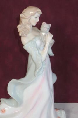 Very Pretty VERNETTI 10" Porcelain Figurine Lady Cuddling A Cat - Made ...