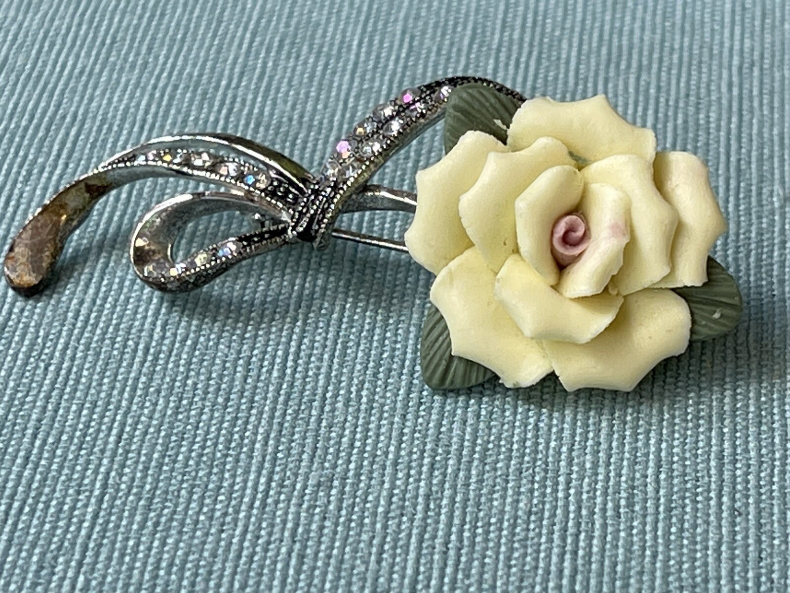 VINTAGE AVON PORCELAIN YELLOW ROSE FLOWER BROOCH PIN WITH RHINESTONE ...