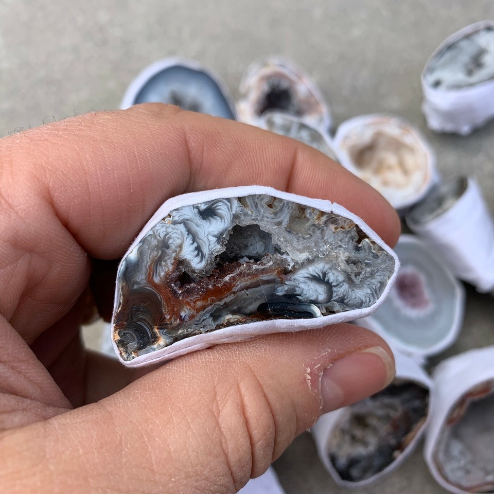 OCO GEODE HALVES 1/2 POUND LOT. (4-6 PIECES) VERY NICE QUALITY GEODES ...