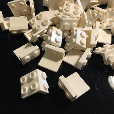 25 NEW LEGO White Angle Plate 1x2 / 2x2 (21712/6117940) corner modular ...