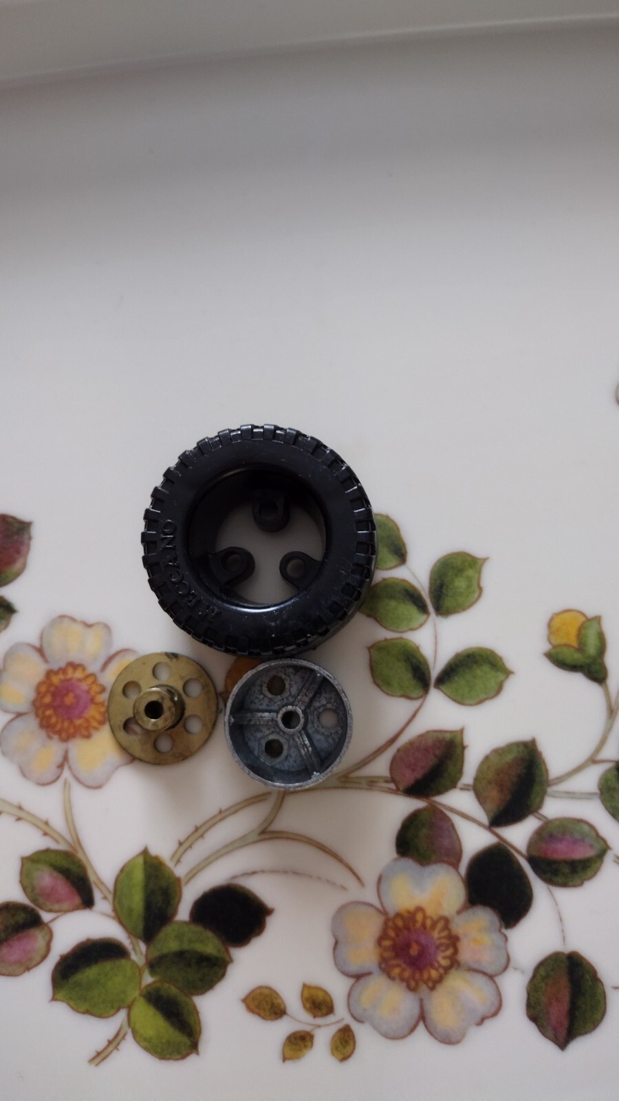 Meccano plastic 3 part road wheel (187C, 187Q and 187E) 12 pieces | eBay