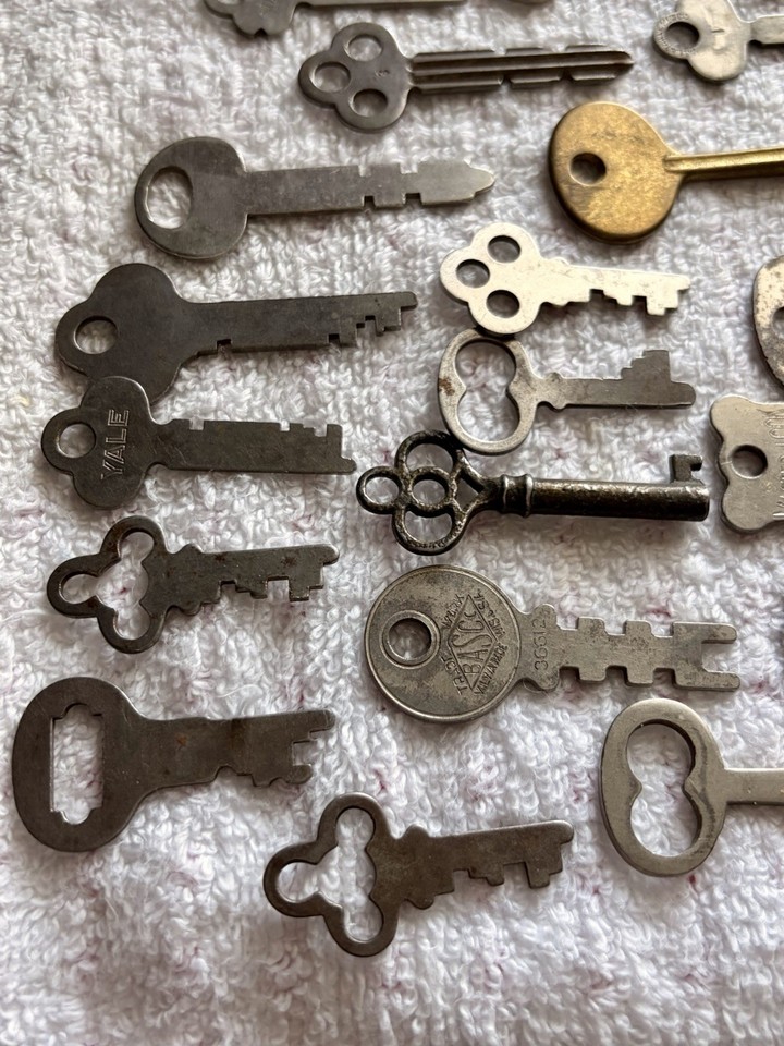 Big Lot Of Antique Keys Vintage Hardware Variety Grouping Skeleton Keys ...