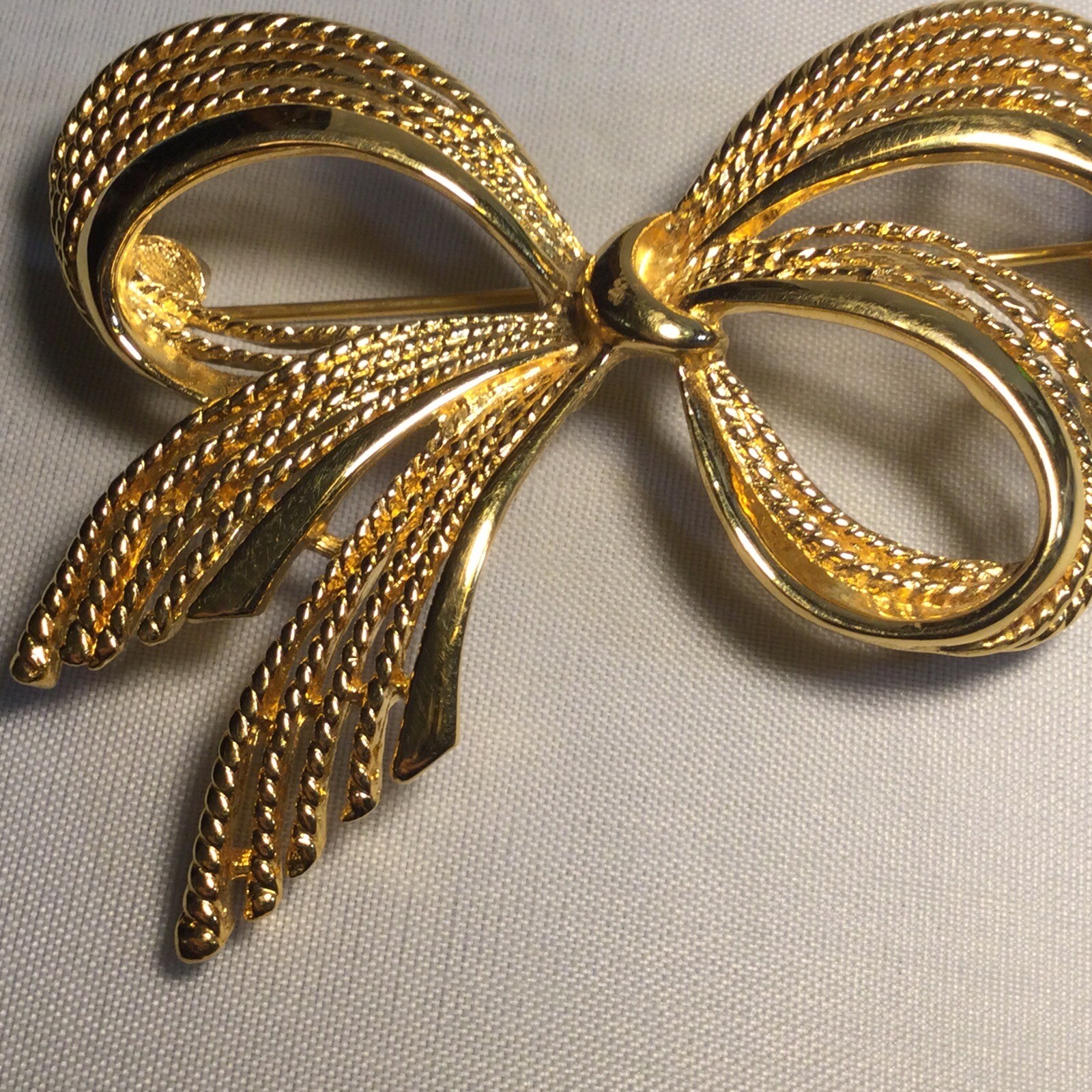 Vtg Napier Gold Tone Large Ribbon Bow Brooch EUC Christmas Holiday Time ...
