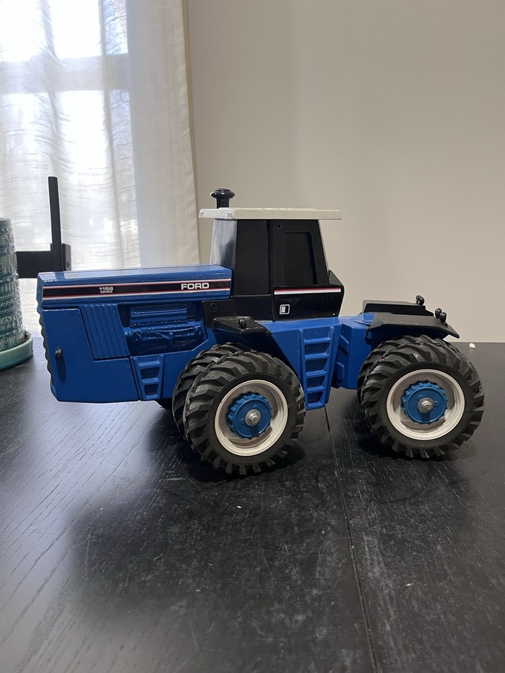 Scale Models - Ford 1156 Versatile Tractor - 1:16 - 1990 "Parts Mart ...