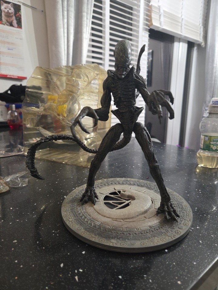 Grid Alien Xenomorph Figure From Avp Movie, Comes With Decrotive Stand ...