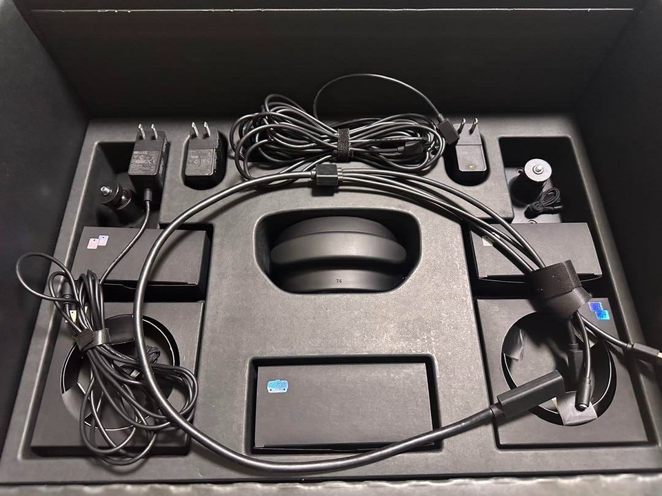 Valve Index Full Kit VR Headset Controllers Base Stations Tested ...