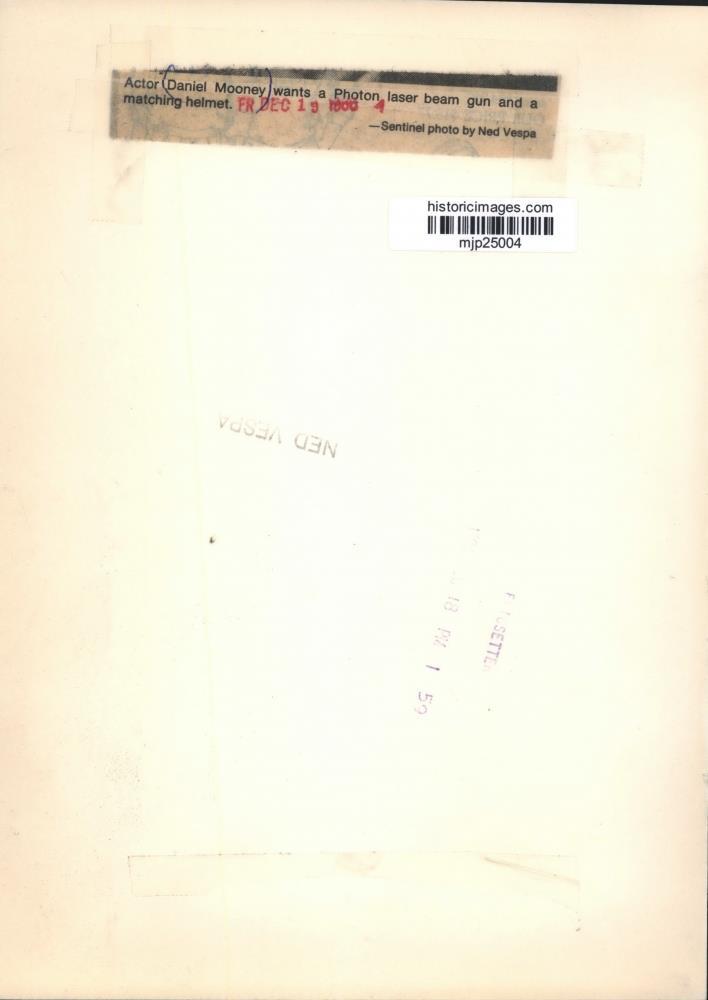 1986 Press Photo Actor Daniel Mooney with Photon laser beam gun and ...