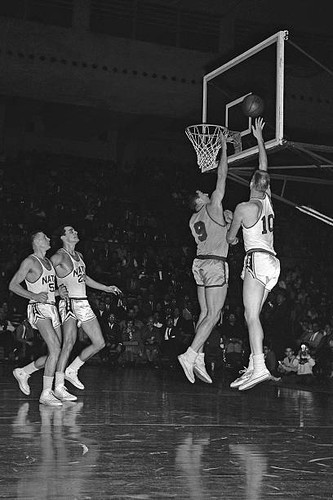 Red Kerr Of The Syracuse Nationals Shoots 1960S Old Basketball Photo 24 ...