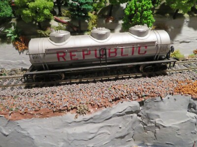 Vintage HO: REPUBLIC RPOX #8181 3-DOME, TANK CAR, SILVER with metal ...