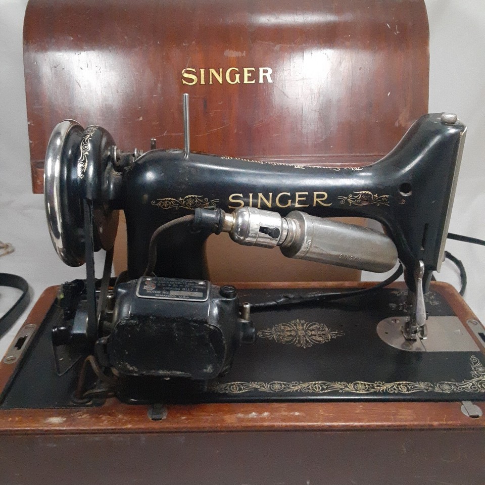 Antique 1933 Singer Sewing Machine With Knee Lever Hem Feet Crank Wood ...