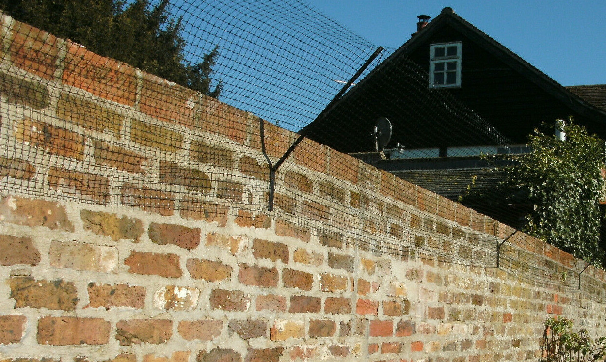 2 X NEW BLACK ANGLED CAT PROOFING FENCE / WALL BRACKETS CATIO ENCLOSURE ...